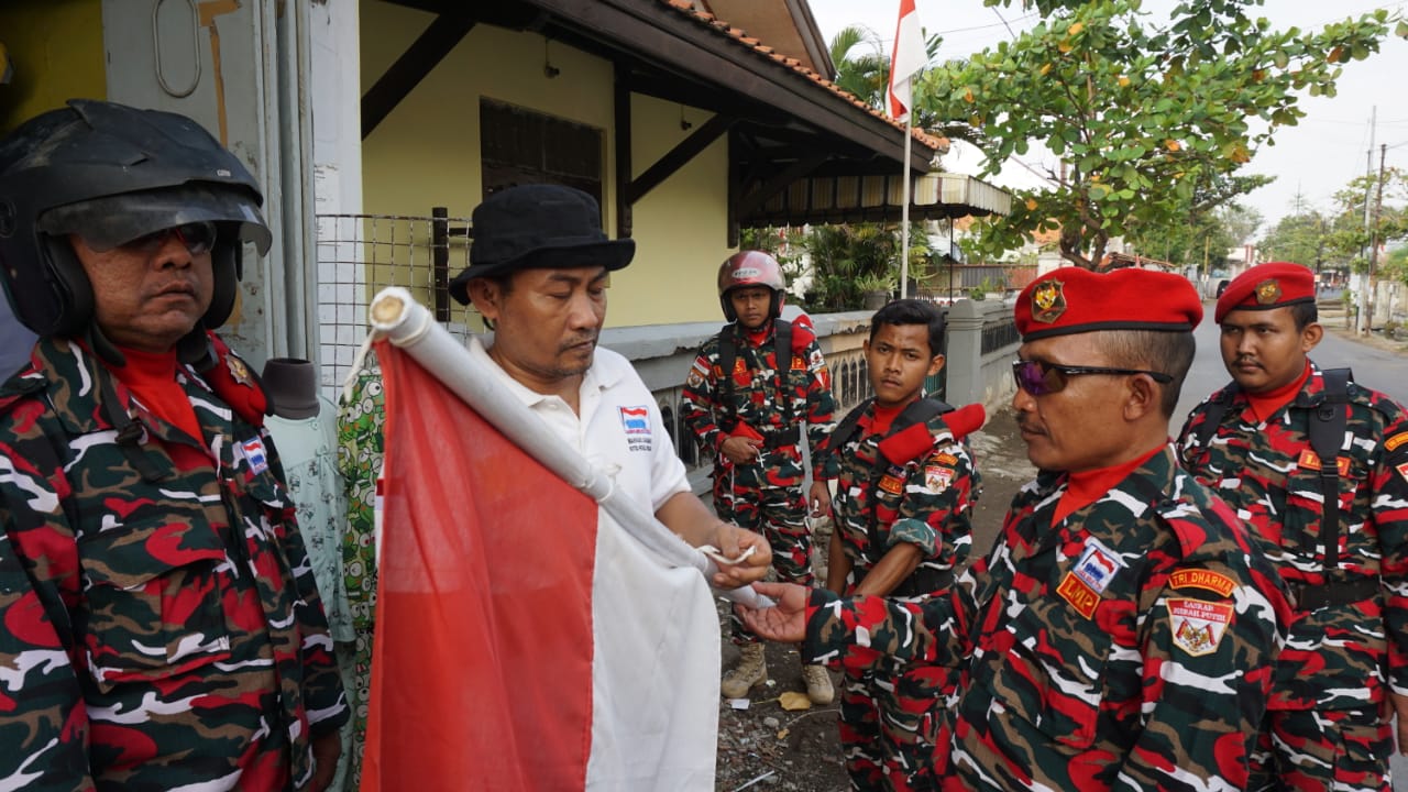 Bendera Merah Putih yang Sudah Lusuh Diganti Baru - Poros Nusantara